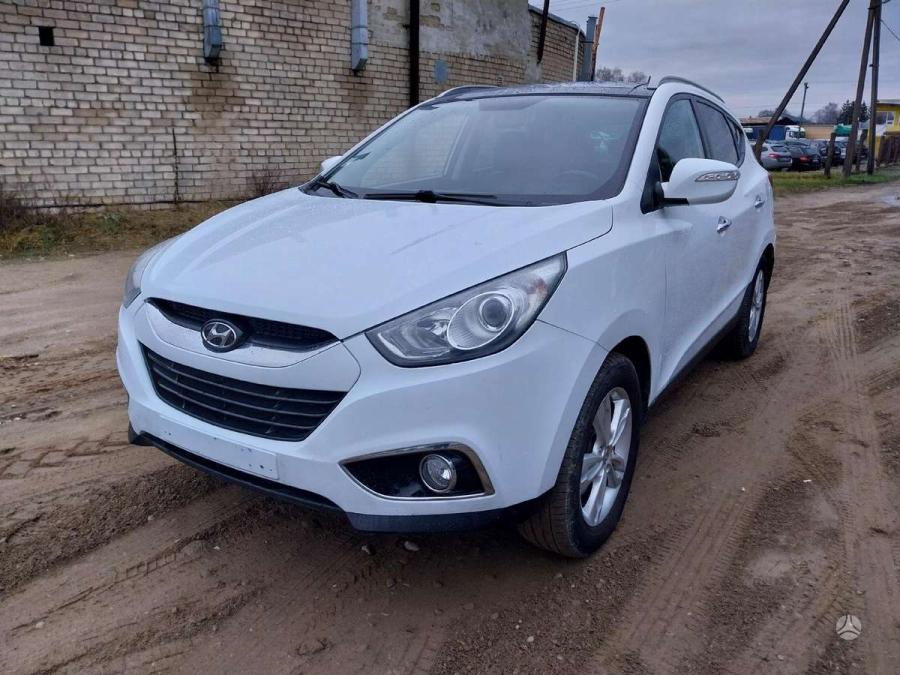 White Hyundai ix35 2011 in Taurage, with an engine capacity of 1.69 L and mileage of 280 thousand km for 4350 €, photo 1 on AUTOMOTO.COM.LV