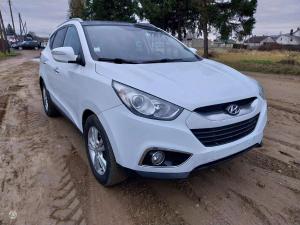 White Hyundai ix35 2011 in Taurage, with an engine capacity of 1.69 L and mileage of 280 thousand km for 4350 €, photo 2 on AUTOMOTO.COM.LV