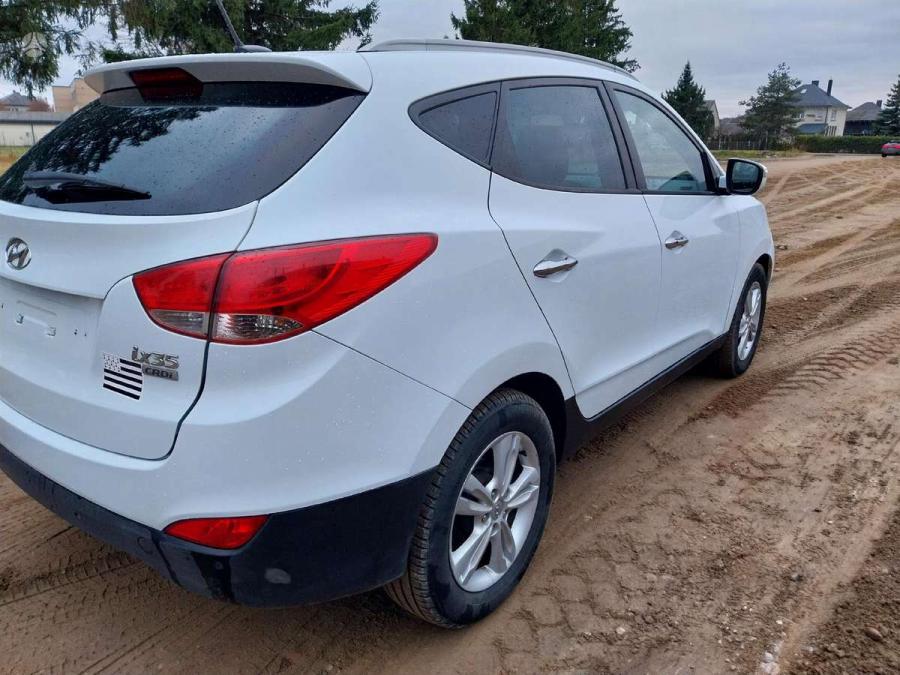White Hyundai ix35 2011 in Taurage, with an engine capacity of 1.69 L and mileage of 280 thousand km for 4350 €, photo 3 on AUTOMOTO.COM.LV