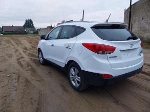 White Hyundai ix35 2011 in Taurage, with an engine capacity of 1.69 L and mileage of 280 thousand km for 4350 €, photo 4 on AUTOMOTO.COM.LV