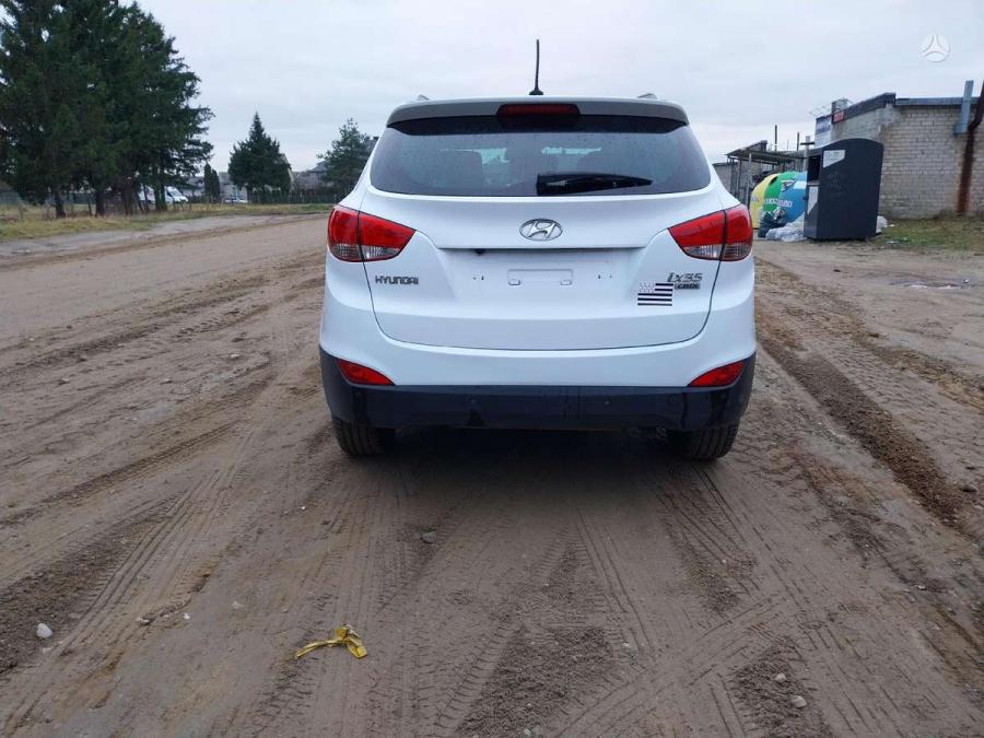 White Hyundai ix35 2011 in Taurage, with an engine capacity of 1.69 L and mileage of 280 thousand km for 4350 €, photo 5 on AUTOMOTO.COM.LV