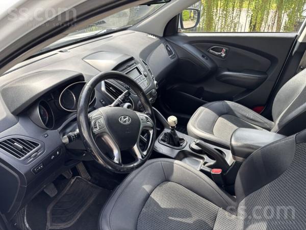 Balts Hyundai ix35 2011 Rīga, ar dzinēja tilpumu 1.70 L un nobraukumu 261 tūkst. km par 4800 €, foto 8 vietnē AUTOMOTO.COM.LV