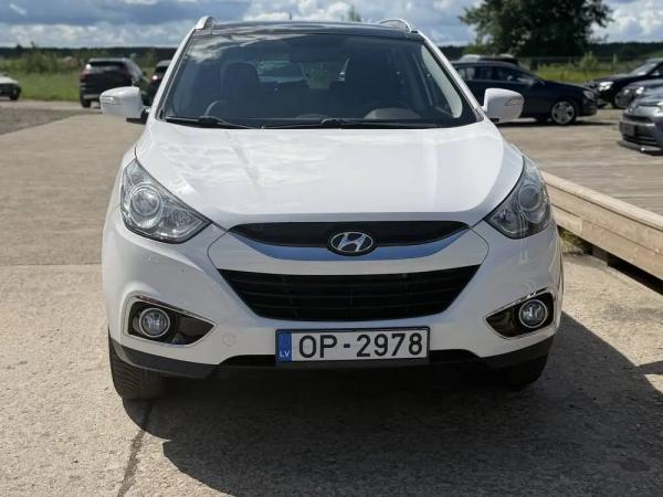 Белый Хендай их35 2011 в Рига, объемом двигателя 2.00 л и пробегом 200 тыс. км за 6450 €, фото 2 на AUTOMOTO.COM.LV
