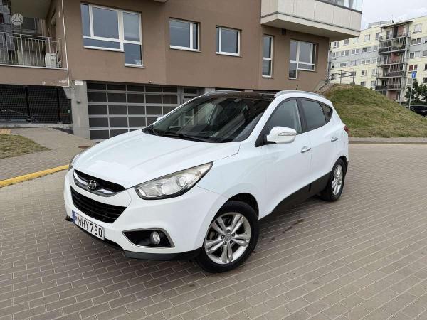 White Hyundai ix35 2011 in Vilnius, with an engine capacity of 2.00 L and mileage of 289 thousand km for 5500 €, photo 1 on AUTOMOTO.COM.LV