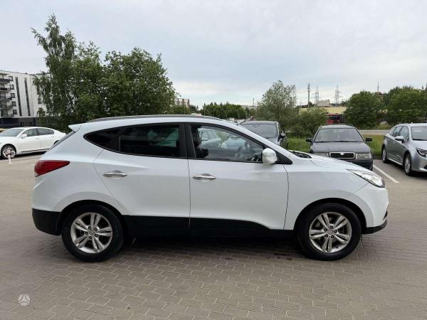 White Hyundai ix35 2011 in Vilnius, with an engine capacity of 2.00 L and mileage of 289 thousand km for 5500 €, photo 4 on AUTOMOTO.COM.LV