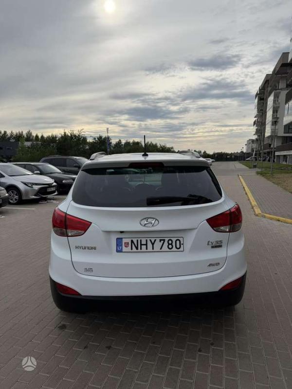 White Hyundai ix35 2011 in Vilnius, with an engine capacity of 2.00 L and mileage of 289 thousand km for 5500 €, photo 6 on AUTOMOTO.COM.LV