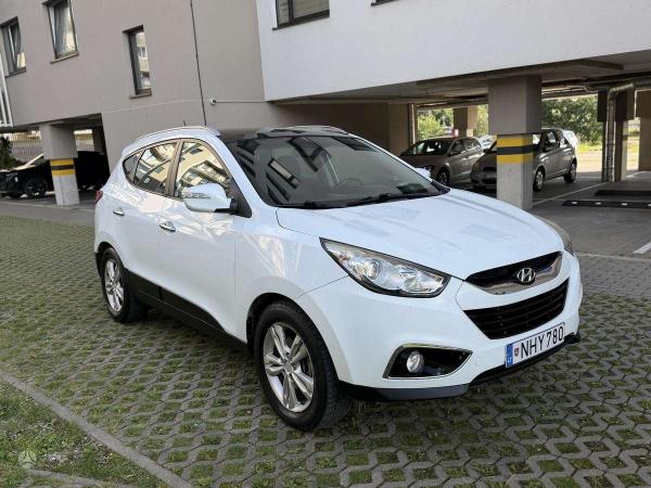 White Hyundai ix35 2011 in Vilnius, with an engine capacity of 2.00 L and mileage of 295 thousand km for 4900 €, photo 1 on AUTOMOTO.COM.LV