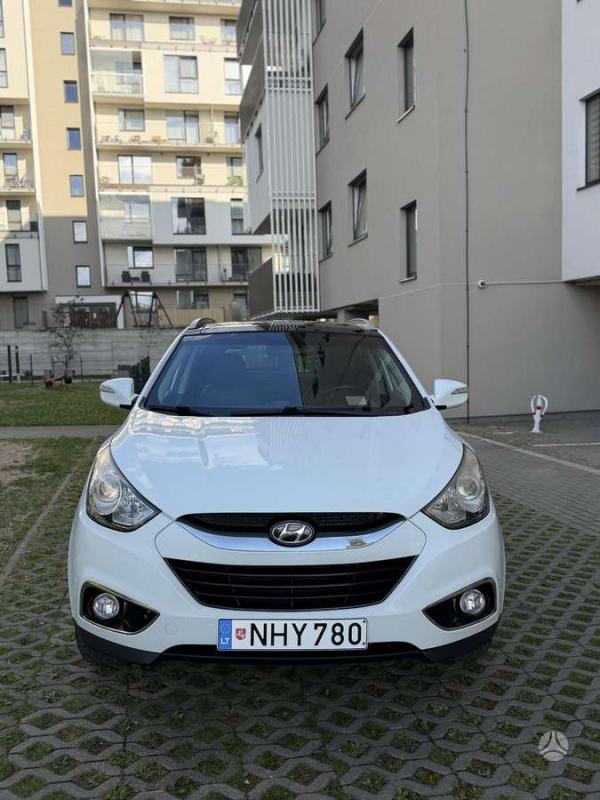 White Hyundai ix35 2011 in Vilnius, with an engine capacity of 2.00 L and mileage of 295 thousand km for 4900 €, photo 2 on AUTOMOTO.COM.LV