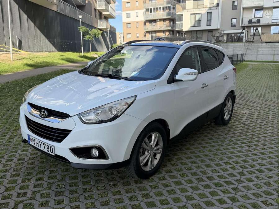 White Hyundai ix35 2011 in Vilnius, with an engine capacity of 2.00 L and mileage of 295 thousand km for 4900 €, photo 4 on AUTOMOTO.COM.LV