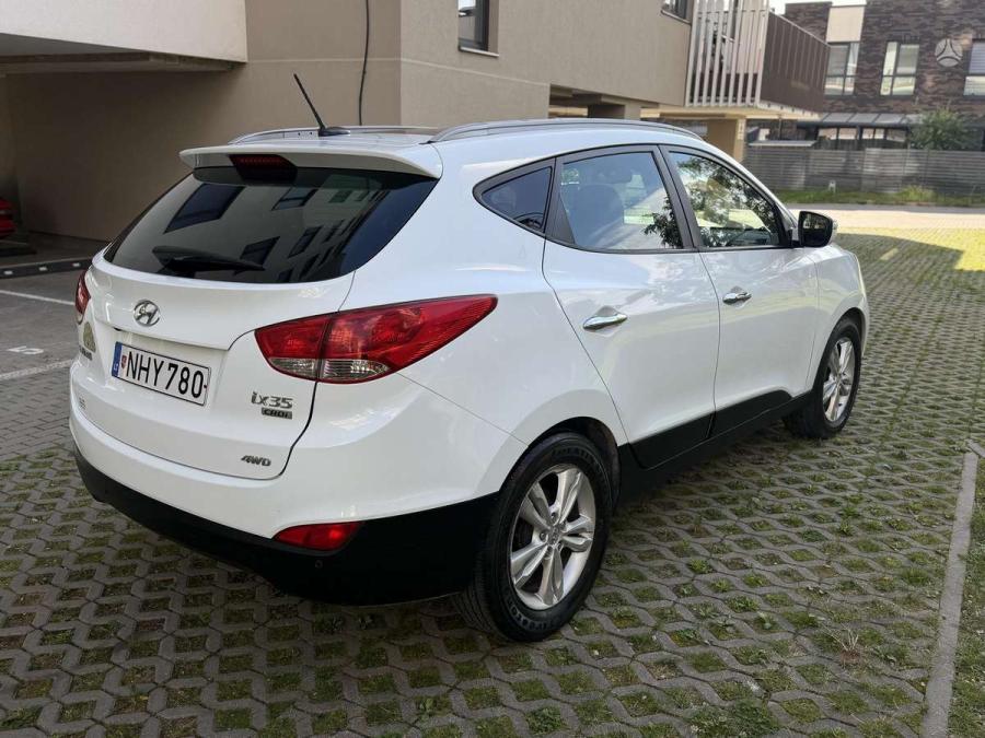 White Hyundai ix35 2011 in Vilnius, with an engine capacity of 2.00 L and mileage of 295 thousand km for 4900 €, photo 8 on AUTOMOTO.COM.LV