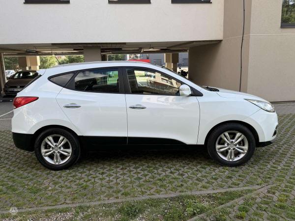 White Hyundai ix35 2011 in Vilnius, with an engine capacity of 2.00 L and mileage of 295 thousand km for 4900 €, photo 8 on AUTOMOTO.COM.LV