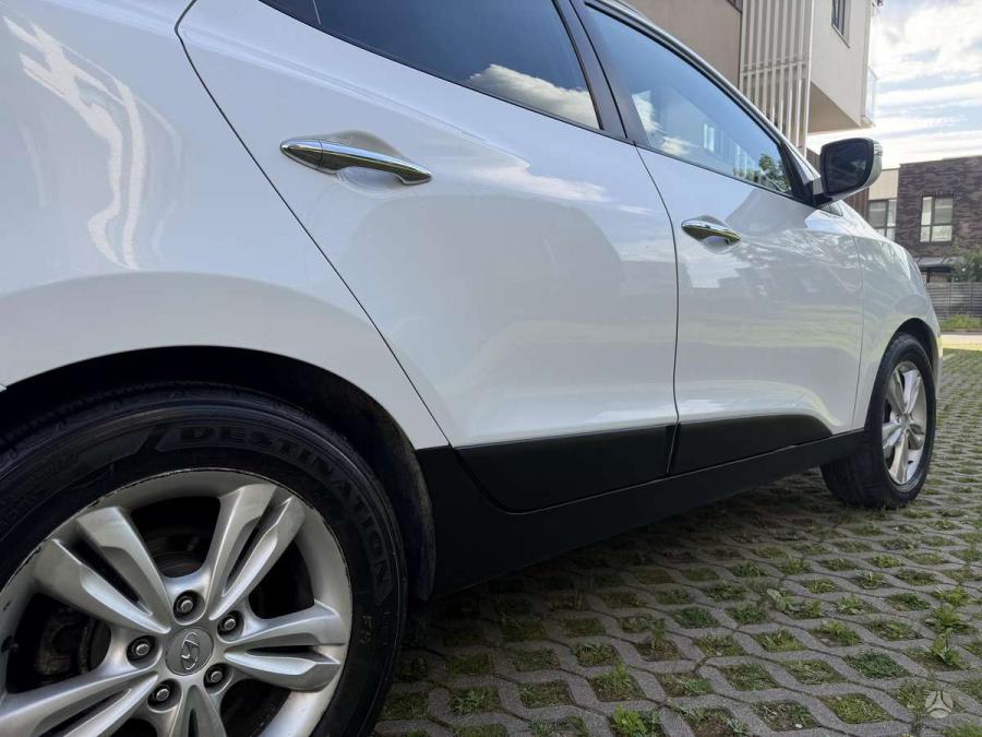 White Hyundai ix35 2011 in Vilnius, with an engine capacity of 2.00 L and mileage of 295 thousand km for 4900 €, photo 10 on AUTOMOTO.COM.LV