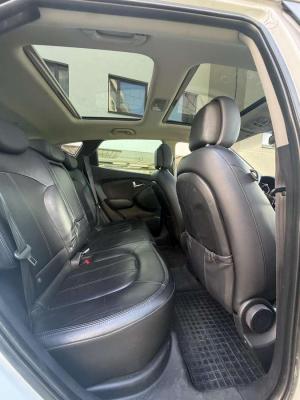 White Hyundai ix35 2011 in Vilnius, with an engine capacity of 2.00 L and mileage of 295 thousand km for 4900 €, photo 17 on AUTOMOTO.COM.LV