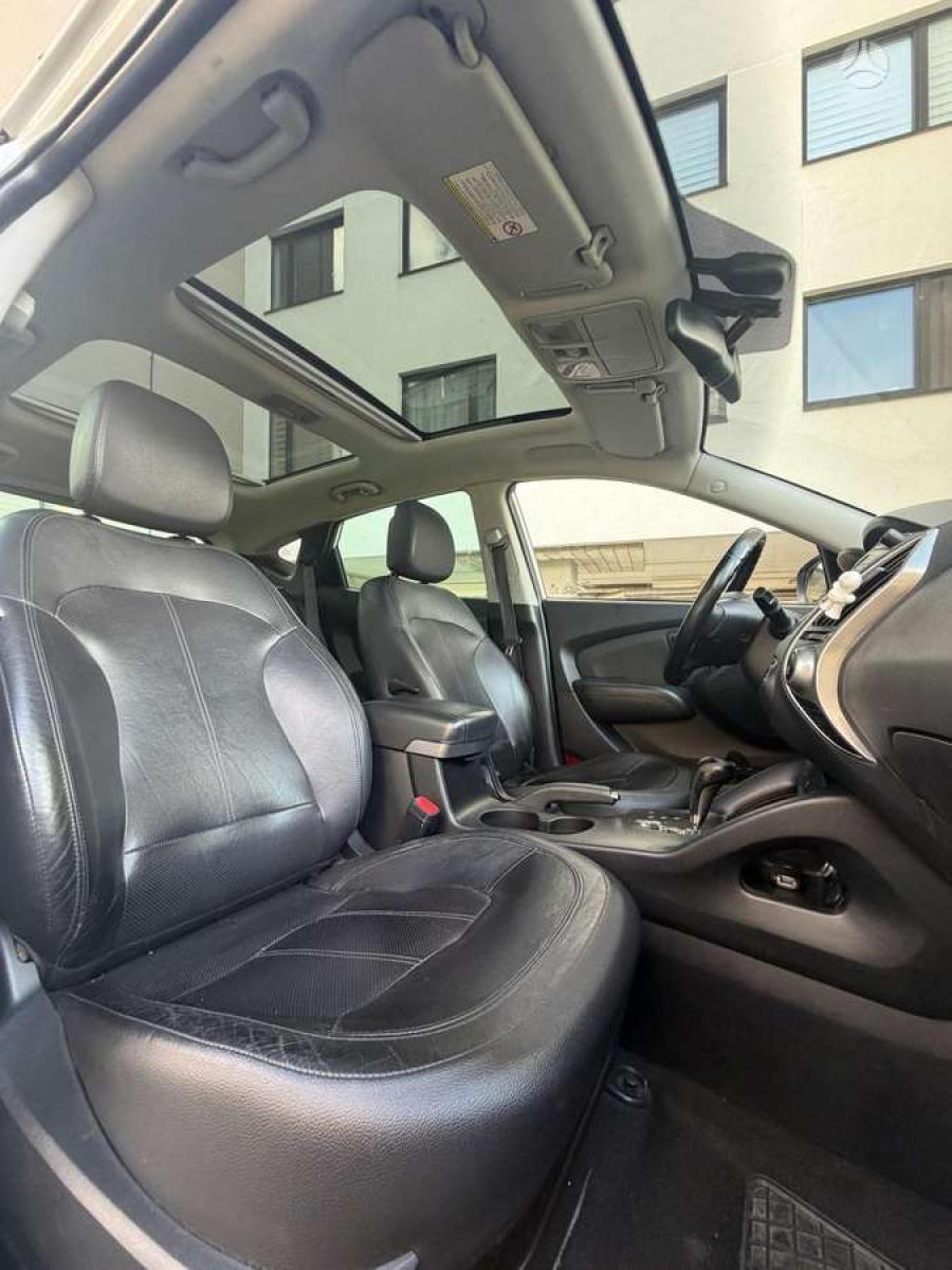 White Hyundai ix35 2011 in Vilnius, with an engine capacity of 2.00 L and mileage of 295 thousand km for 4900 €, photo 18 on AUTOMOTO.COM.LV