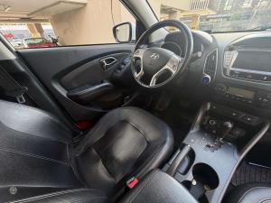 White Hyundai ix35 2011 in Vilnius, with an engine capacity of 2.00 L and mileage of 295 thousand km for 4900 €, photo 19 on AUTOMOTO.COM.LV