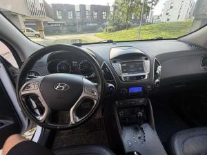 White Hyundai ix35 2011 in Vilnius, with an engine capacity of 2.00 L and mileage of 295 thousand km for 4900 €, photo 21 on AUTOMOTO.COM.LV