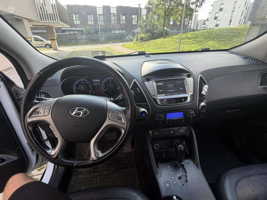 White Hyundai ix35 2011 in Vilnius, with an engine capacity of 2.00 L and mileage of 295 thousand km for 4900 €, photo 21 on AUTOMOTO.COM.LV