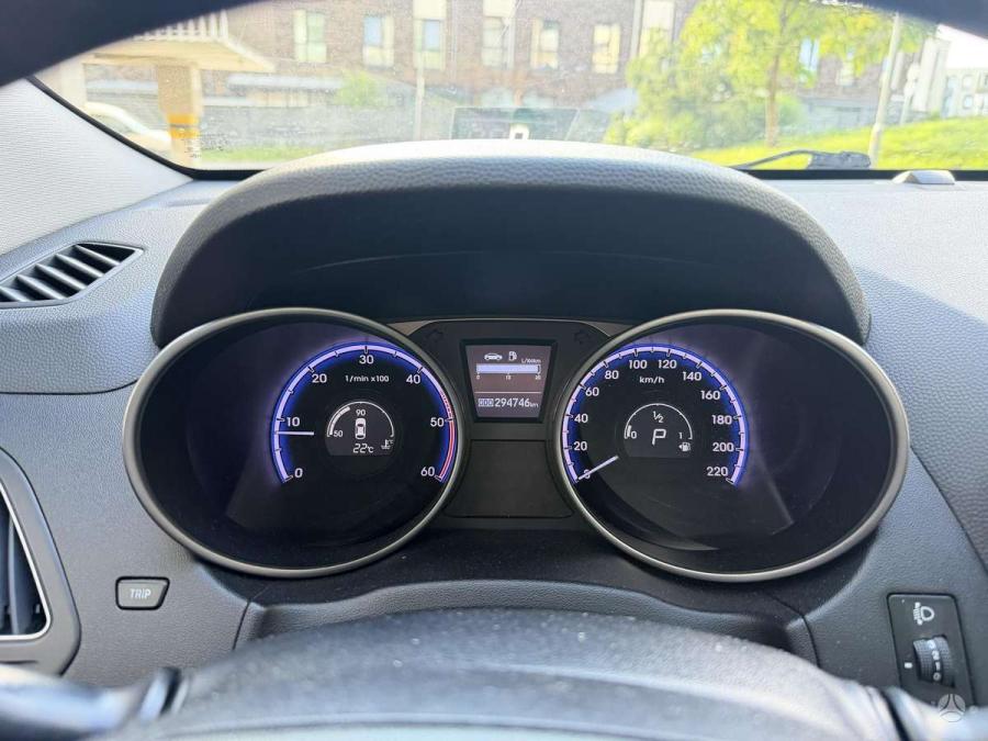 White Hyundai ix35 2011 in Vilnius, with an engine capacity of 2.00 L and mileage of 295 thousand km for 4900 €, photo 22 on AUTOMOTO.COM.LV