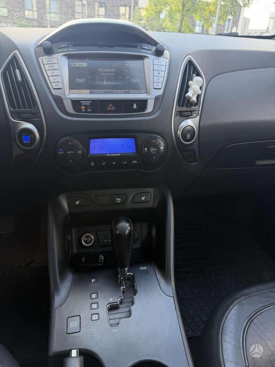 White Hyundai ix35 2011 in Vilnius, with an engine capacity of 2.00 L and mileage of 295 thousand km for 4900 €, photo 23 on AUTOMOTO.COM.LV