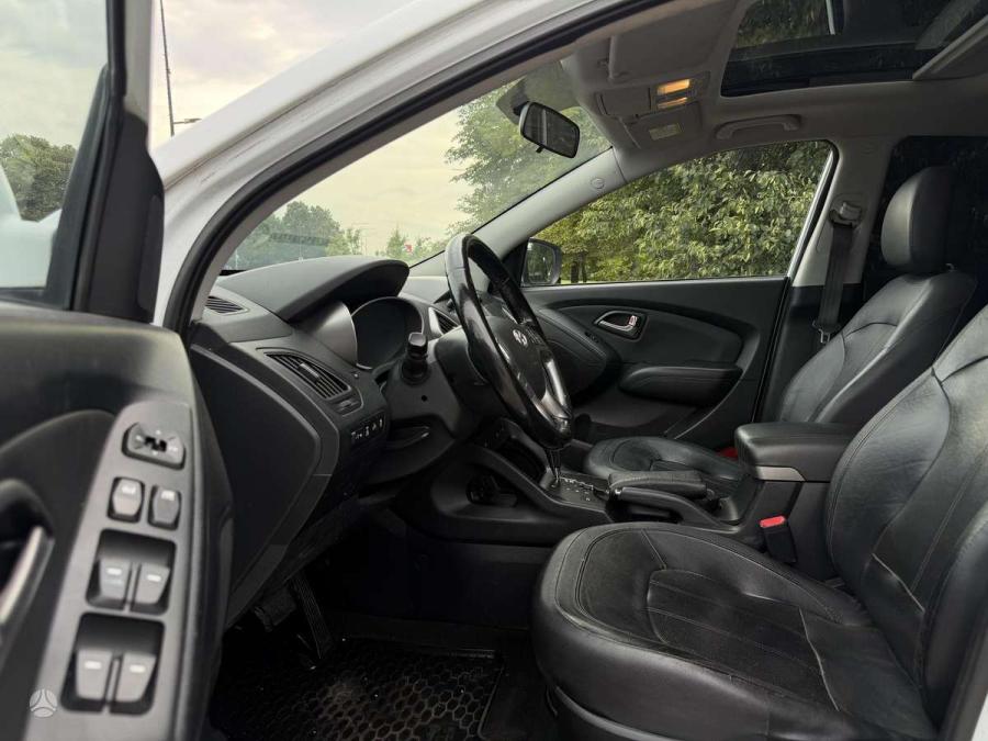 White Hyundai ix35 2011 in Kaunas, with an engine capacity of 2.00 L and mileage of 185 thousand km for 5500 €, photo 15 on AUTOMOTO.COM.LV