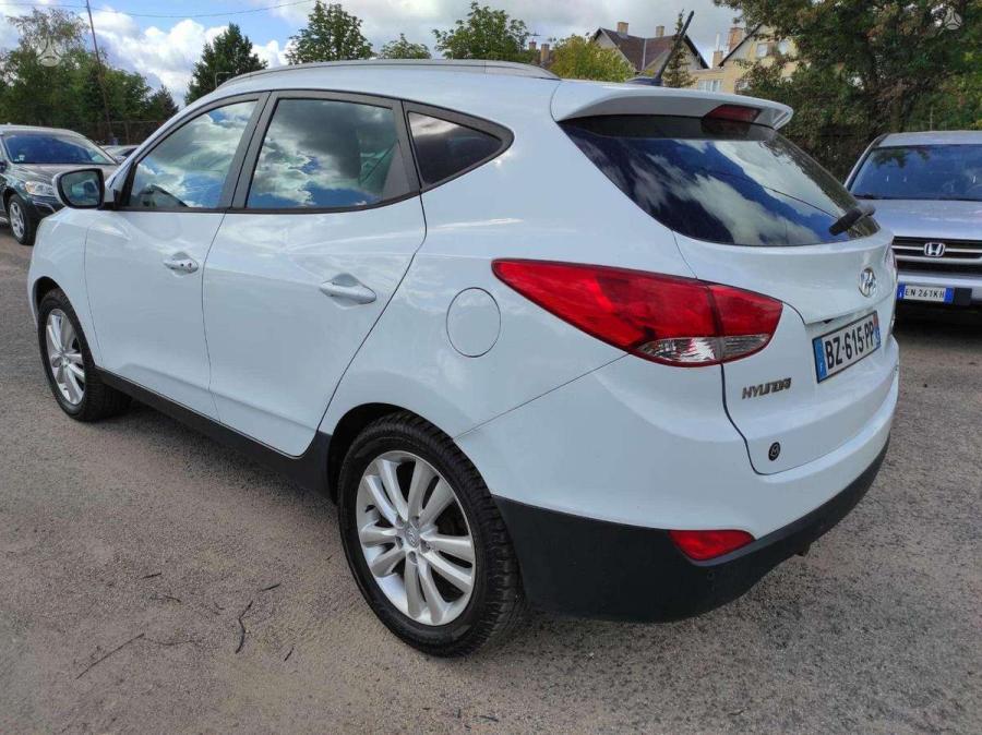 Balts Hyundai ix35 2011 Panevēža, ar dzinēja tilpumu 2.00 L un nobraukumu 288 tūkst. km par 5400 €, foto 13 vietnē AUTOMOTO.COM.LV