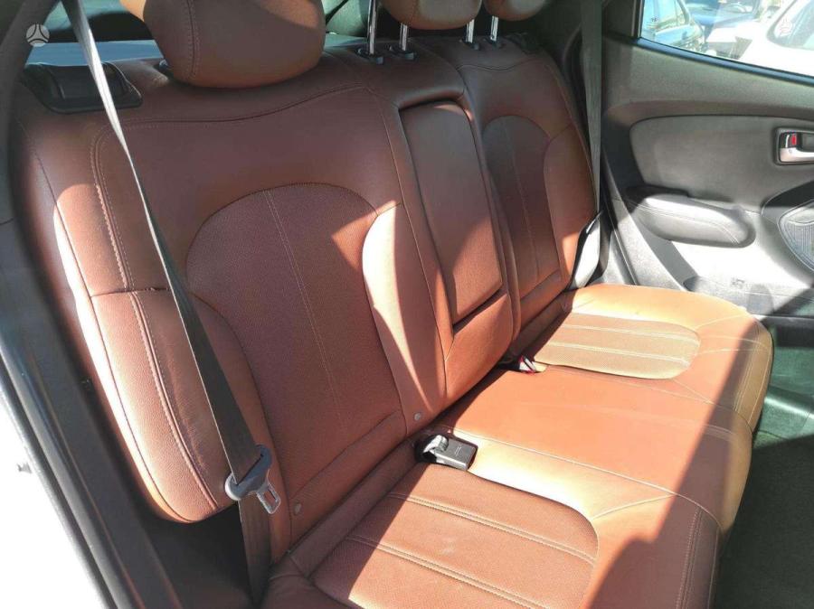 Balts Hyundai ix35 2011 Panevēža, ar dzinēja tilpumu 2.00 L un nobraukumu 288 tūkst. km par 5400 €, foto 15 vietnē AUTOMOTO.COM.LV