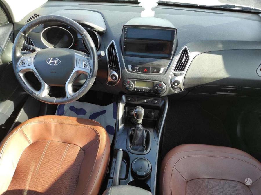 Balts Hyundai ix35 2011 Panevēža, ar dzinēja tilpumu 2.00 L un nobraukumu 288 tūkst. km par 5400 €, foto 17 vietnē AUTOMOTO.COM.LV