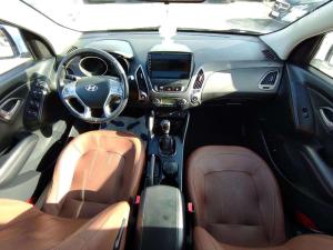 Balts Hyundai ix35 2011 Panevēža, ar dzinēja tilpumu 2.00 L un nobraukumu 288 tūkst. km par 5400 €, foto 18 vietnē AUTOMOTO.COM.LV