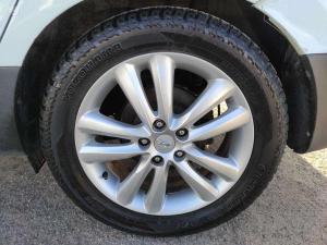 Balts Hyundai ix35 2011 Panevēža, ar dzinēja tilpumu 2.00 L un nobraukumu 288 tūkst. km par 5400 €, foto 31 vietnē AUTOMOTO.COM.LV