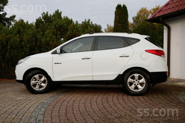 White Hyundai ix35 2011 in Riga, with an engine capacity of 1.70 L and mileage of 243 thousand km for 5700 €, photo 3 on AUTOMOTO.COM.LV