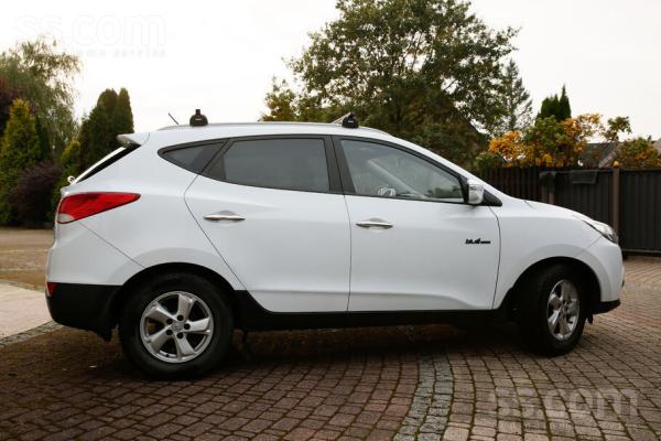 White Hyundai ix35 2011 in Riga, with an engine capacity of 1.70 L and mileage of 243 thousand km for 5700 €, photo 4 on AUTOMOTO.COM.LV