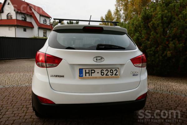 White Hyundai ix35 2011 in Riga, with an engine capacity of 1.70 L and mileage of 243 thousand km for 5700 €, photo 5 on AUTOMOTO.COM.LV