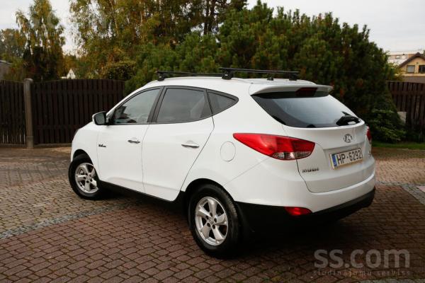 White Hyundai ix35 2011 in Riga, with an engine capacity of 1.70 L and mileage of 243 thousand km for 5700 €, photo 7 on AUTOMOTO.COM.LV