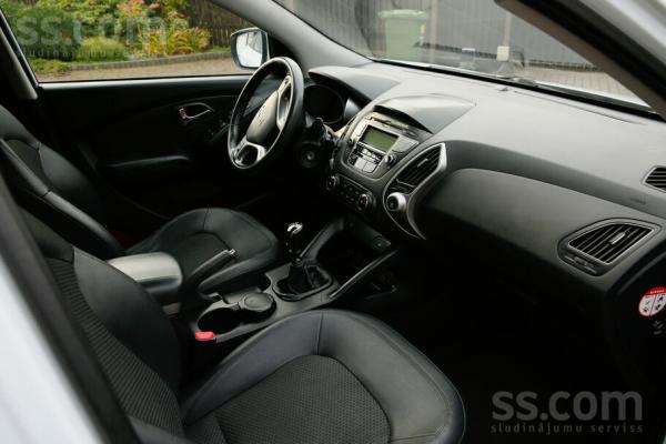 White Hyundai ix35 2011 in Riga, with an engine capacity of 1.70 L and mileage of 243 thousand km for 5700 €, photo 8 on AUTOMOTO.COM.LV