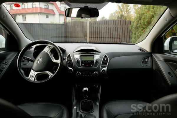 White Hyundai ix35 2011 in Riga, with an engine capacity of 1.70 L and mileage of 243 thousand km for 5700 €, photo 10 on AUTOMOTO.COM.LV