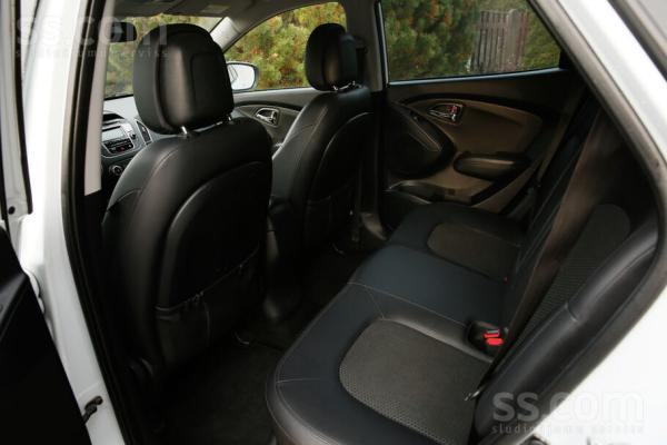White Hyundai ix35 2011 in Riga, with an engine capacity of 1.70 L and mileage of 243 thousand km for 5700 €, photo 11 on AUTOMOTO.COM.LV