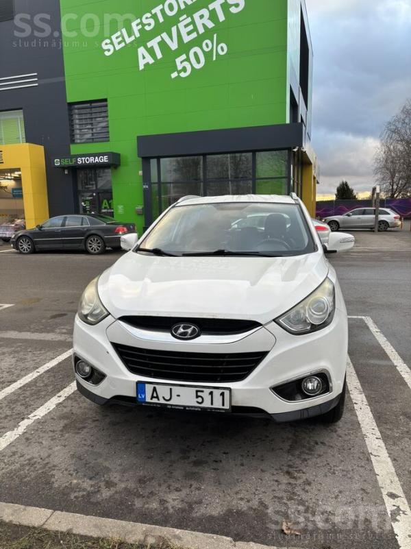 White Hyundai ix35 2012 in Riga, with an engine capacity of 2.00 L and mileage of 230 thousand km for 4800 €, photo 1 on AUTOMOTO.COM.LV