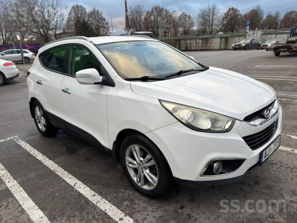 White Hyundai ix35 2012 in Riga, with an engine capacity of 2.00 L and mileage of 230 thousand km for 4800 €, photo 3 on AUTOMOTO.COM.LV