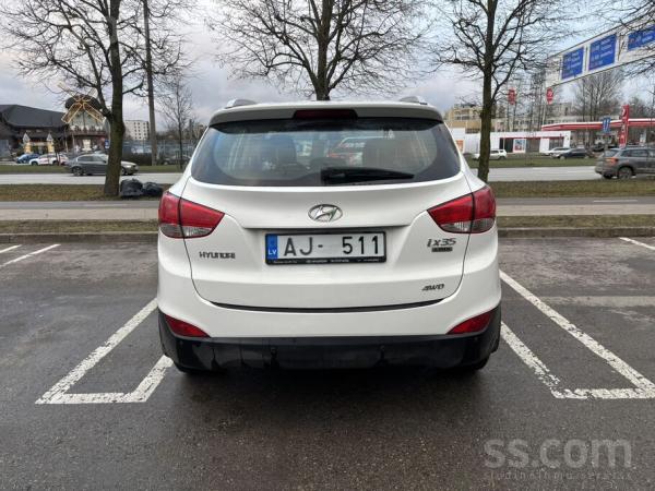 White Hyundai ix35 2012 in Riga, with an engine capacity of 2.00 L and mileage of 230 thousand km for 4800 €, photo 4 on AUTOMOTO.COM.LV