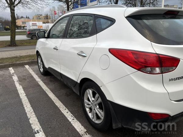 White Hyundai ix35 2012 in Riga, with an engine capacity of 2.00 L and mileage of 230 thousand km for 4800 €, photo 5 on AUTOMOTO.COM.LV