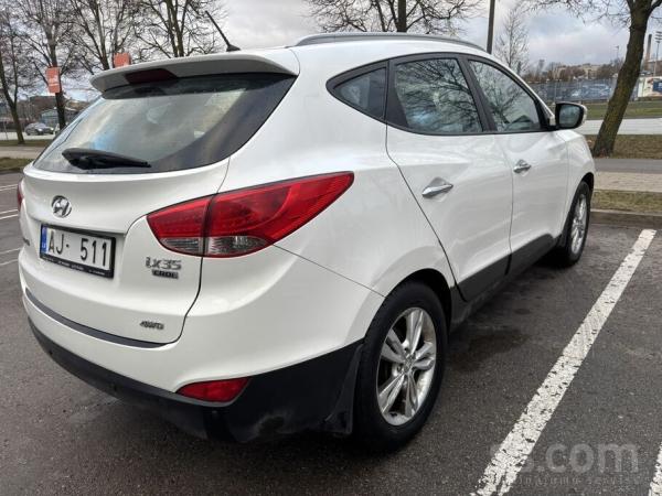 White Hyundai ix35 2012 in Riga, with an engine capacity of 2.00 L and mileage of 230 thousand km for 4800 €, photo 6 on AUTOMOTO.COM.LV