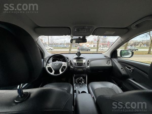 White Hyundai ix35 2012 in Riga, with an engine capacity of 2.00 L and mileage of 230 thousand km for 4800 €, photo 7 on AUTOMOTO.COM.LV