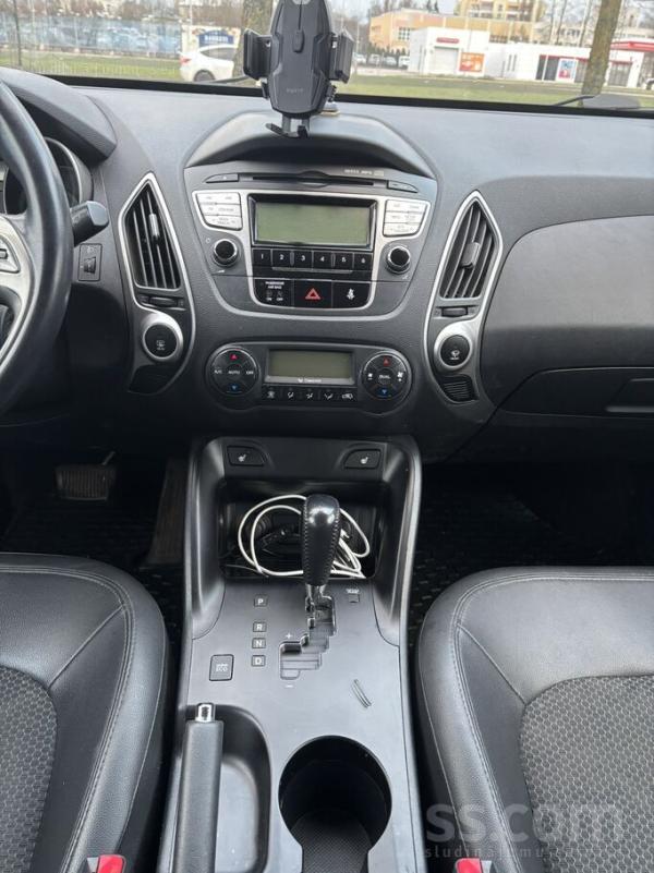 White Hyundai ix35 2012 in Riga, with an engine capacity of 2.00 L and mileage of 230 thousand km for 4800 €, photo 8 on AUTOMOTO.COM.LV