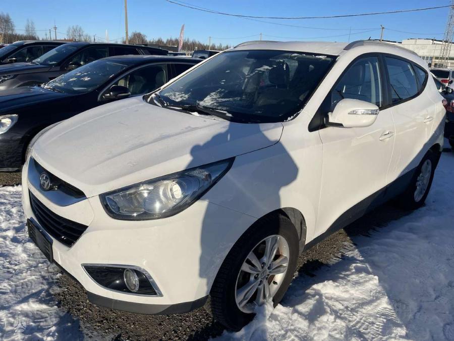White Hyundai ix35 2012 in Panevezys, with an engine capacity of 1.69 L and mileage of 190 thousand km for 5200 €, photo 1 on AUTOMOTO.COM.LV