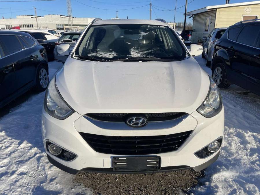 White Hyundai ix35 2012 in Panevezys, with an engine capacity of 1.69 L and mileage of 190 thousand km for 5200 €, photo 2 on AUTOMOTO.COM.LV