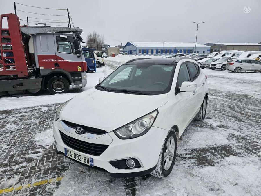 White Hyundai ix35 2012 in Taurage, with an engine capacity of 1.70 L and mileage of 159 thousand km for 5900 €, photo 1 on AUTOMOTO.COM.LV
