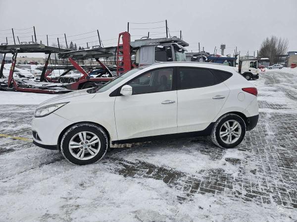 White Hyundai ix35 2012 in Taurage, with an engine capacity of 1.70 L and mileage of 159 thousand km for 5900 €, photo 3 on AUTOMOTO.COM.LV