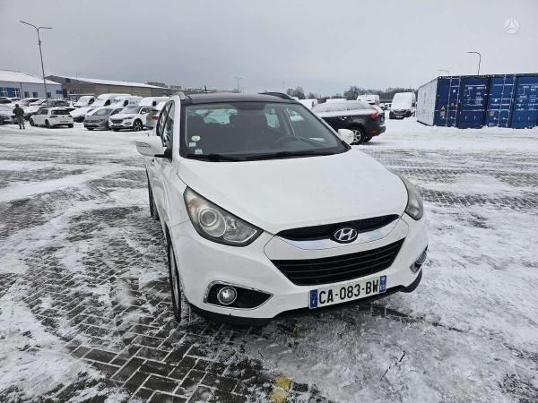 White Hyundai ix35 2012 in Taurage, with an engine capacity of 1.70 L and mileage of 159 thousand km for 5900 €, photo 4 on AUTOMOTO.COM.LV