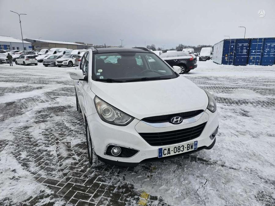 White Hyundai ix35 2012 in Taurage, with an engine capacity of 1.70 L and mileage of 159 thousand km for 5900 €, photo 4 on AUTOMOTO.COM.LV