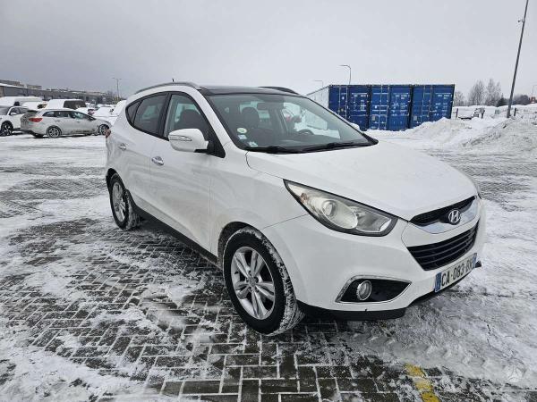 White Hyundai ix35 2012 in Taurage, with an engine capacity of 1.70 L and mileage of 159 thousand km for 5900 €, photo 5 on AUTOMOTO.COM.LV